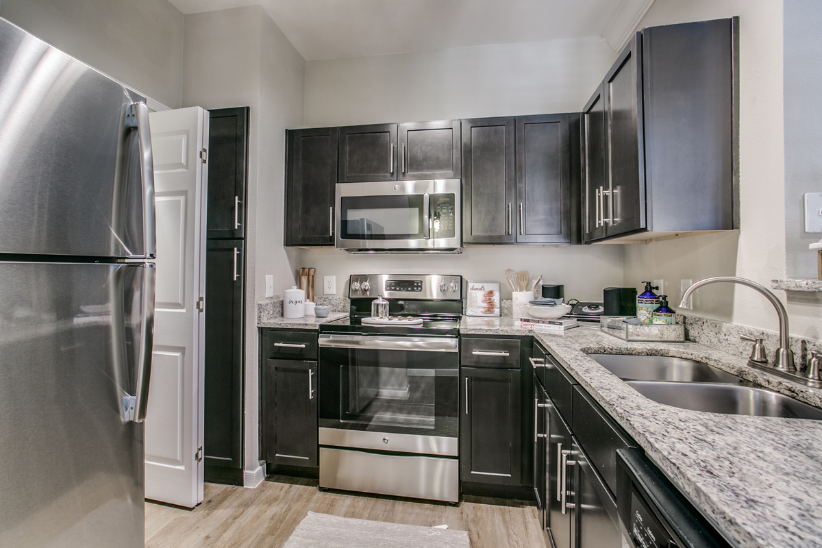 River Oaks Apartments in Houston | Essex House Apartments